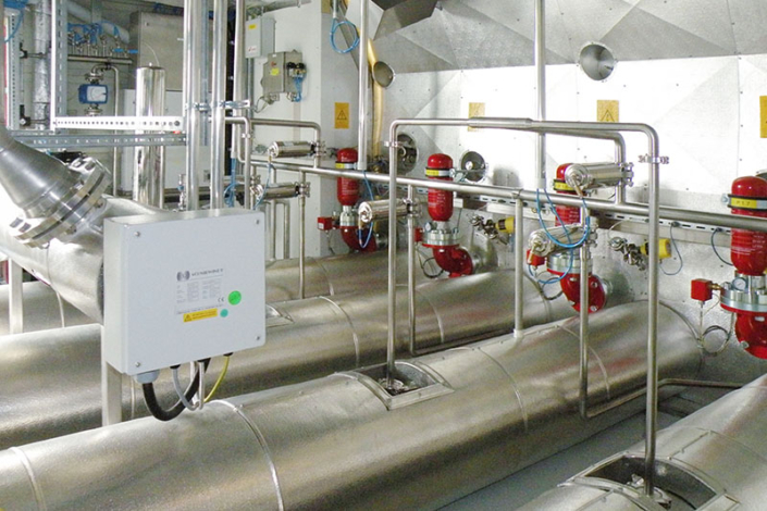 Options for process gas handling in fluid bed and spouted bed systems